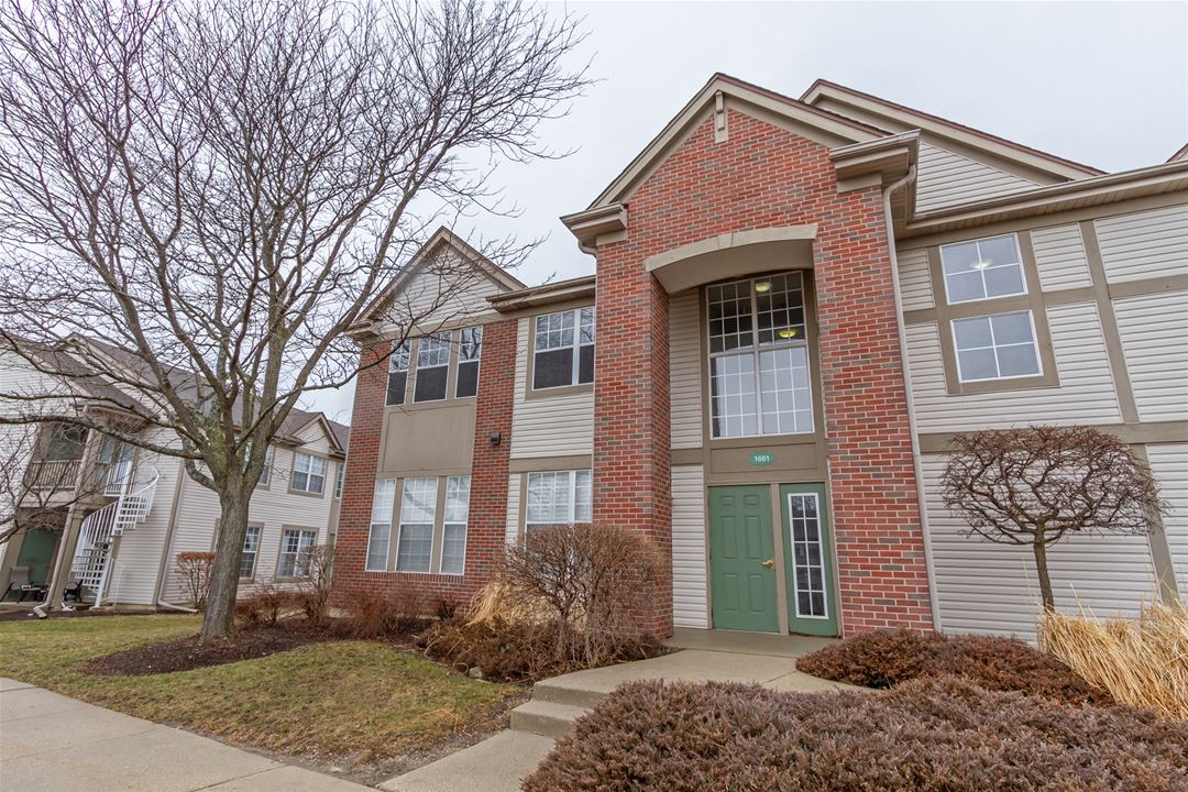 1681 Carlemont, Unit C, Crystal Lake, IL 60014