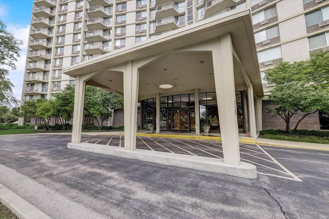 20 N Tower, Unit 8F, Oak Brook, IL 60523