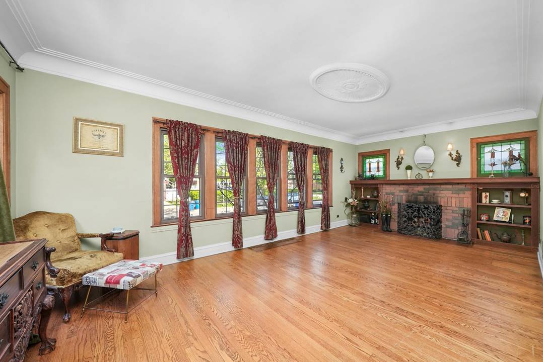 555 S Saylor, Elmhurst, IL 60126