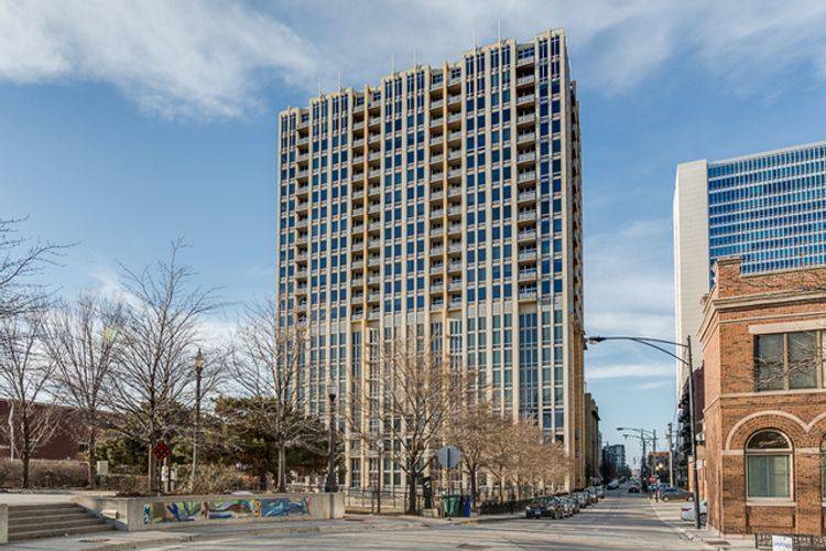 700 N Larrabee, Apt R1, Chicago, IL 60654 - River North