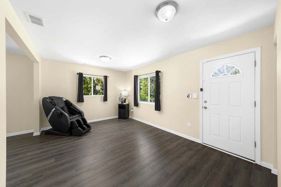 2413 Catalpa, Waukegan, IL 60085