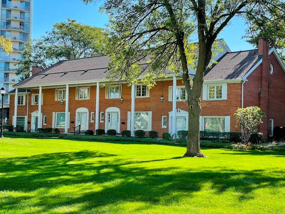 27 N Tower, Unit 27, Oak Brook, IL 60523