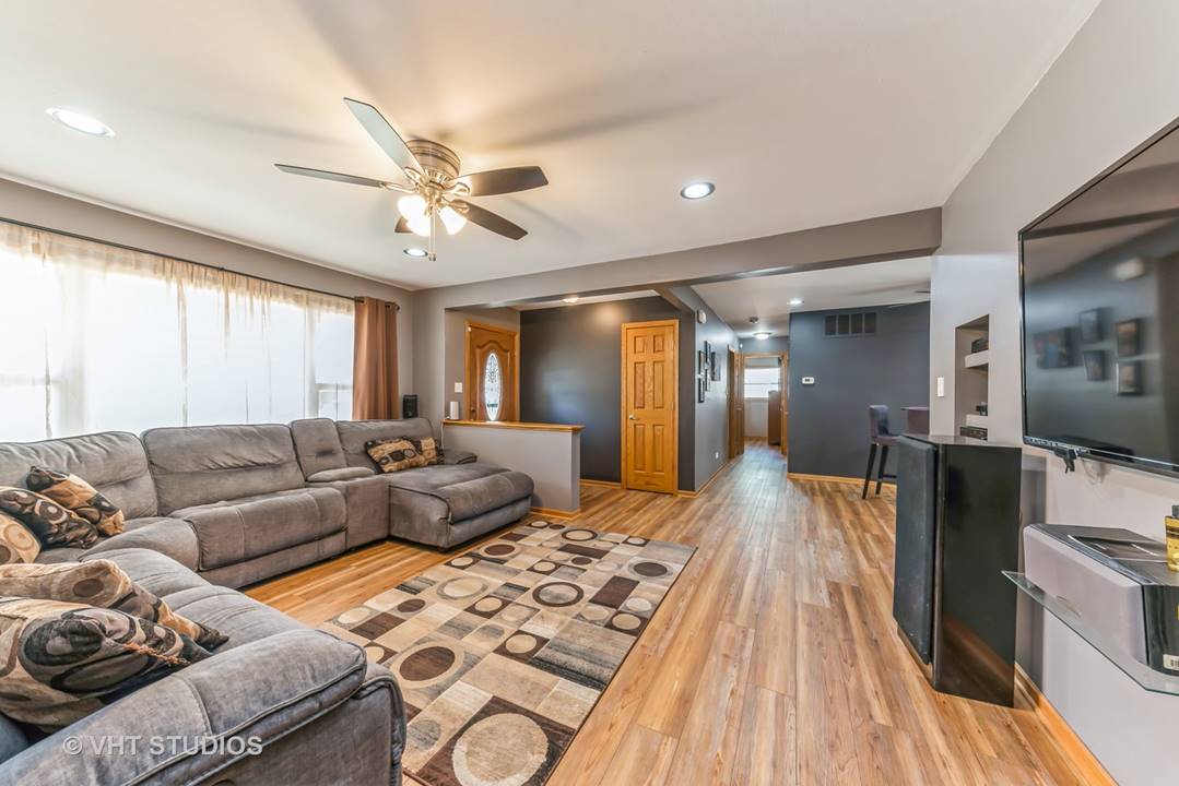 1241 Hemlock, Elk Grove Village, IL 60007