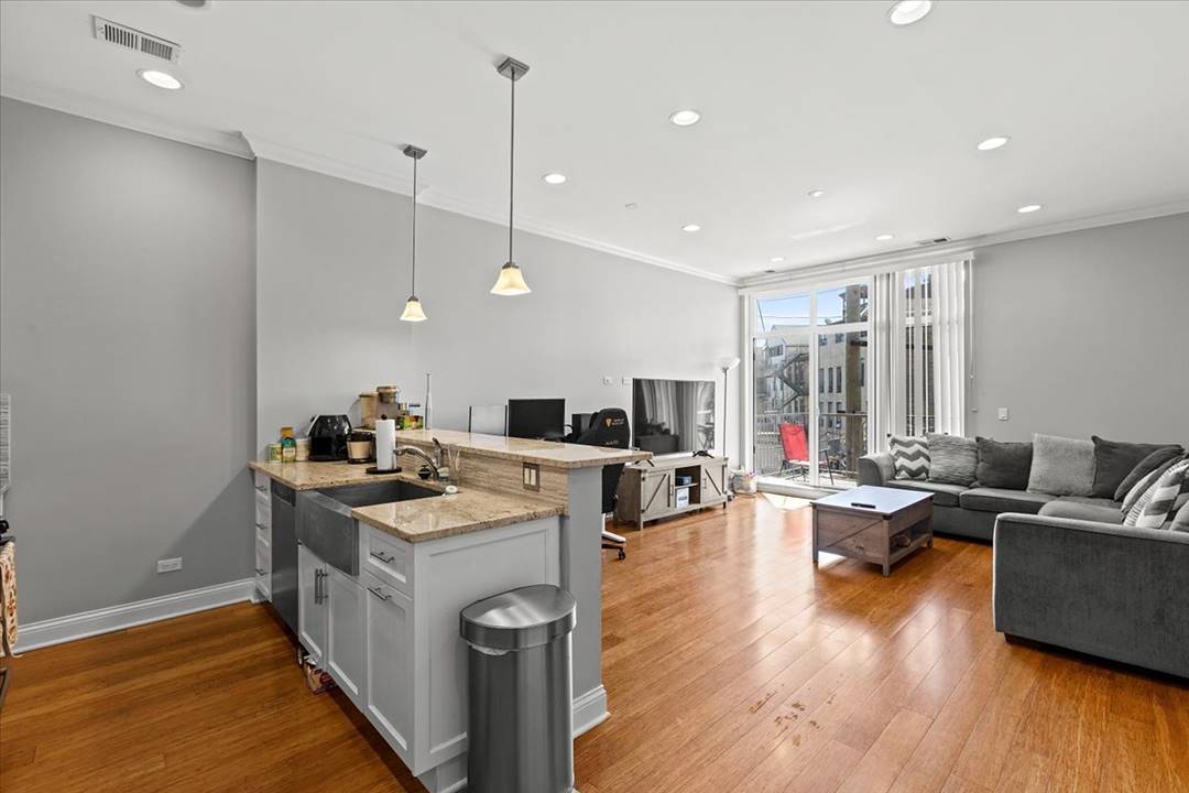 951 W Huron, Apt 403, Chicago, IL 60642 - River West