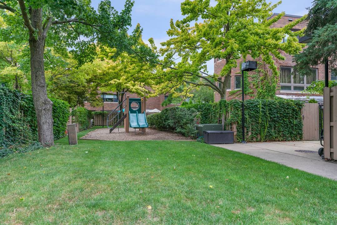 1704 N Larrabee, Chicago, IL 60614 - Lincoln Park