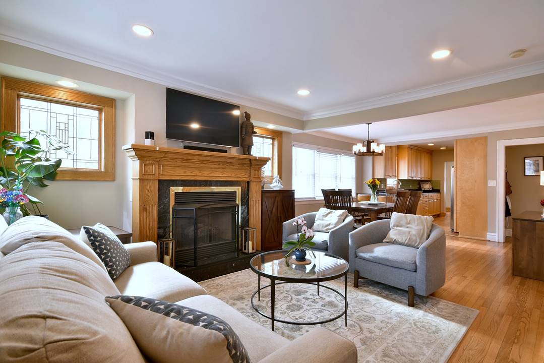 484 S Cottage Hill, Elmhurst, IL 60126