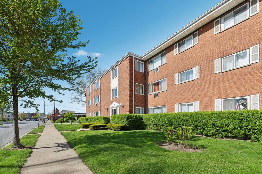 8440 Skokie, Unit 102, Skokie, IL 60077