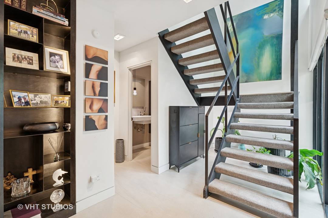 345 W Barry, Unit 8, Chicago, IL 60657 - Lakeview