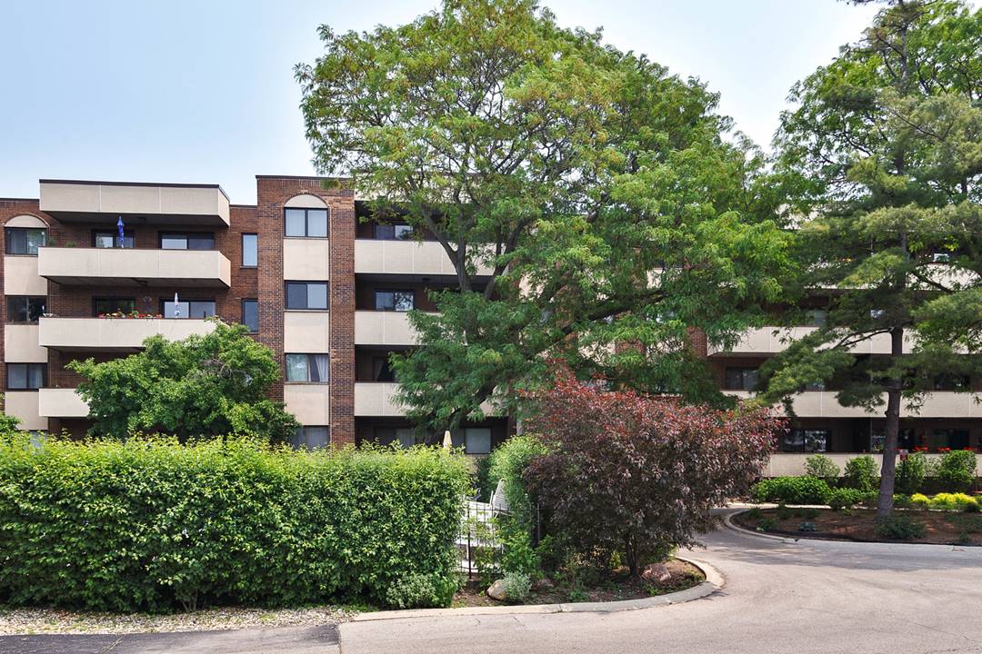 9242 W Gross Point, Unit 307, Skokie, IL 60077