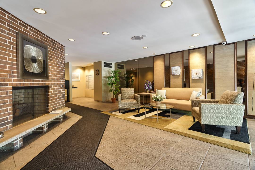 9242 W Gross Point, Unit 307, Skokie, IL 60077