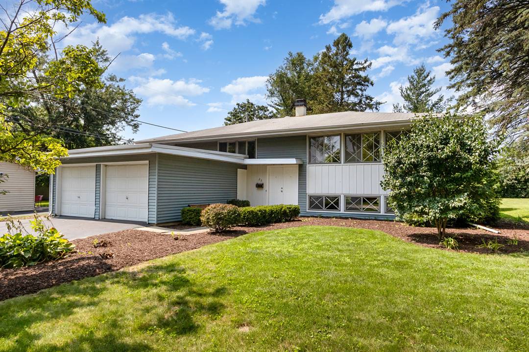 29 Robin Hill, Naperville, IL 60540