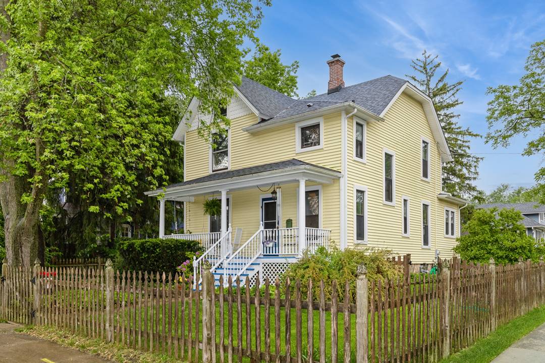 449 Dacy, Woodstock, IL 60098