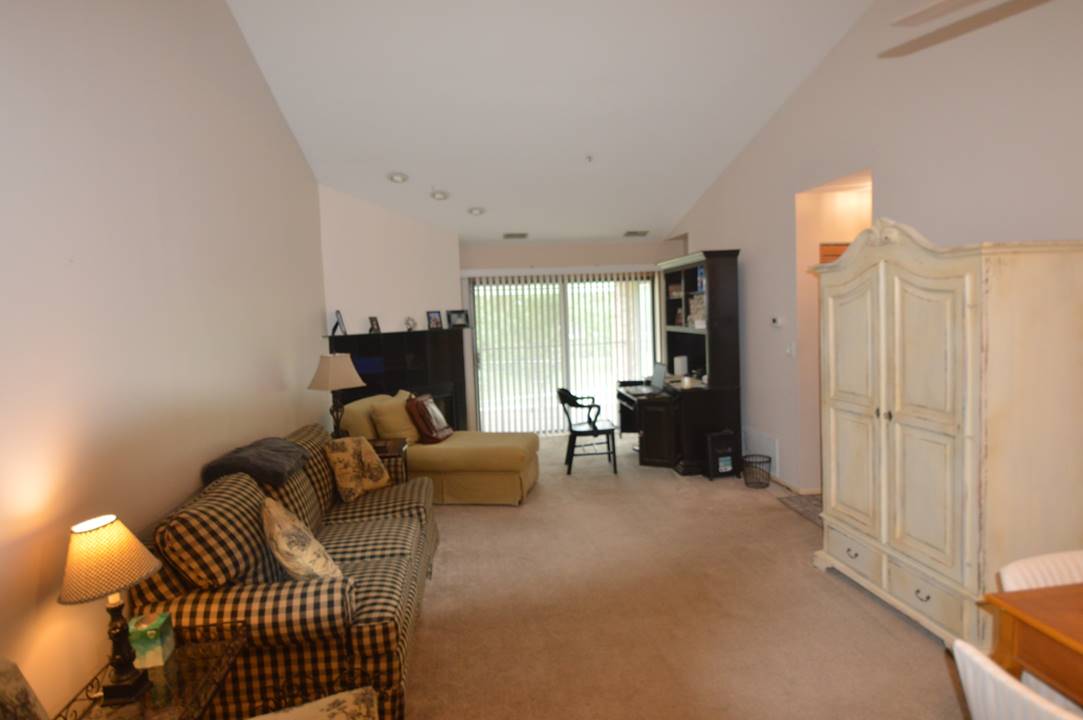 641 Hapsfield, Apt 306, Buffalo Grove, IL 60089