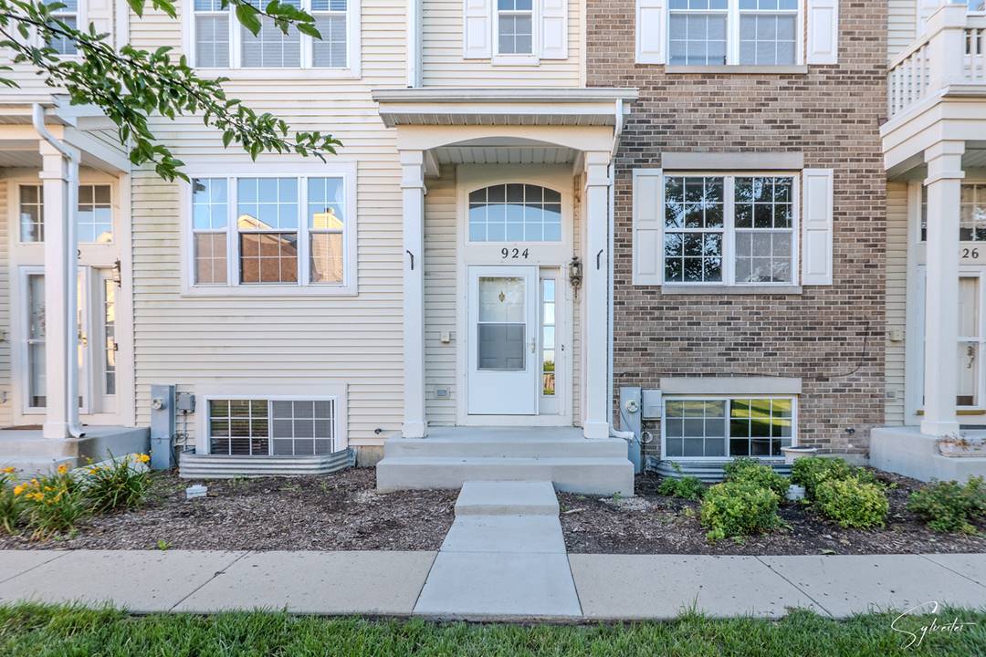 924 Clover, Pingree Grove, IL 60140