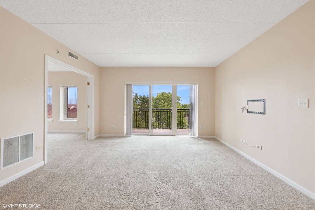 615 Perrie, Unit 407, Elk Grove Village, IL 60007
