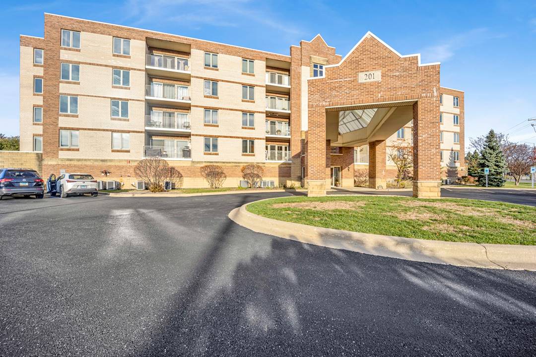 201 W Brush Hill, Unit 103, Elmhurst, IL 60126