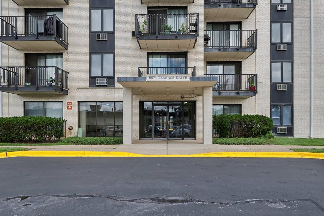 9074 W Terrace, Unit 4A, Niles, IL 60714