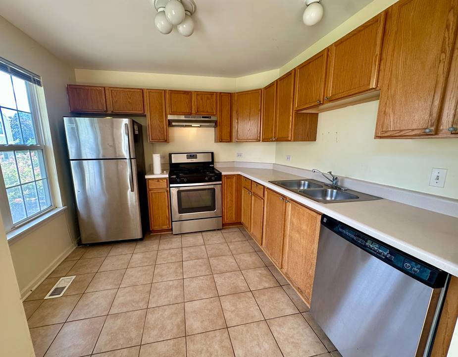 2235 Waterleaf, Apt 102, Naperville, IL 60564