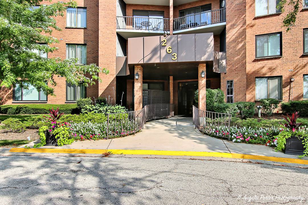 263 S Clubhouse, Unit 104, Palatine, IL 60074
