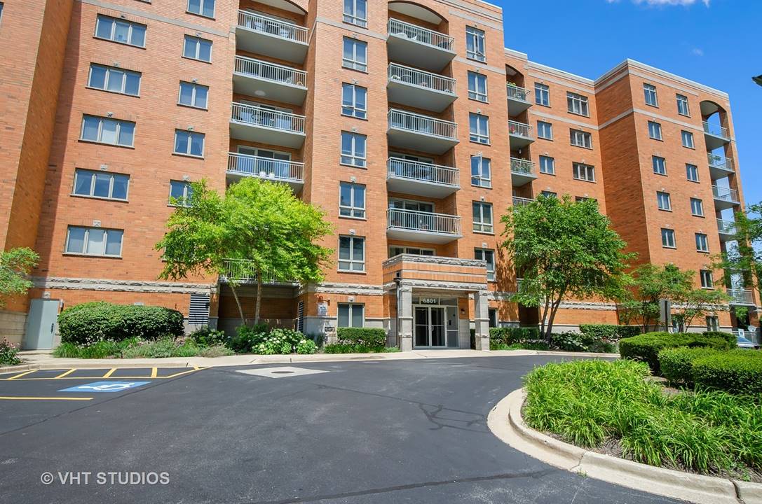 6801 N Milwaukee, Unit 202, Niles, IL 60714