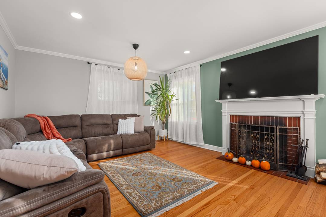 8464 Gross Point, Skokie, IL 60077