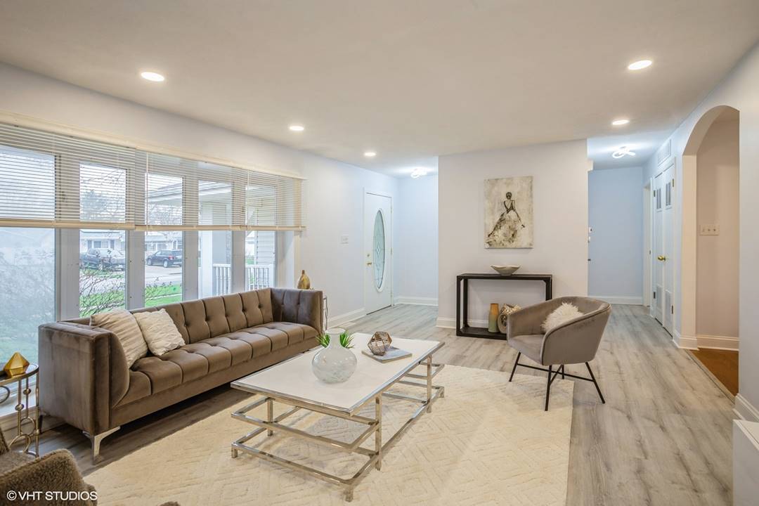 943 Maple, Elk Grove Village, IL 60007