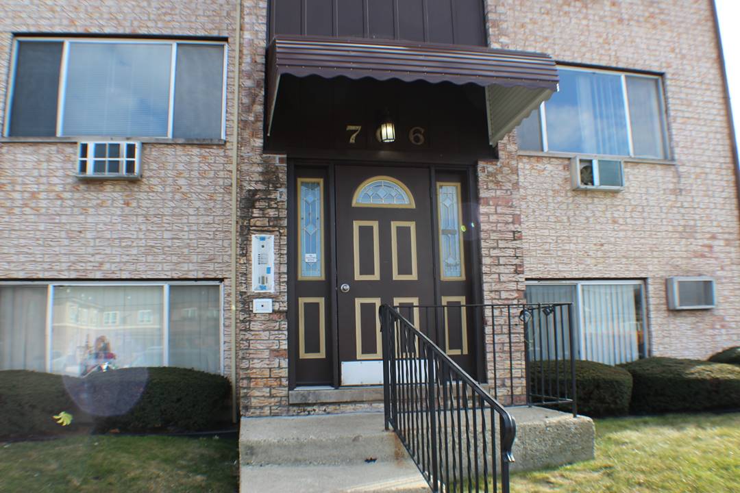 706 W Ivanhoe, Apt 2A, Mount Prospect, IL 60056