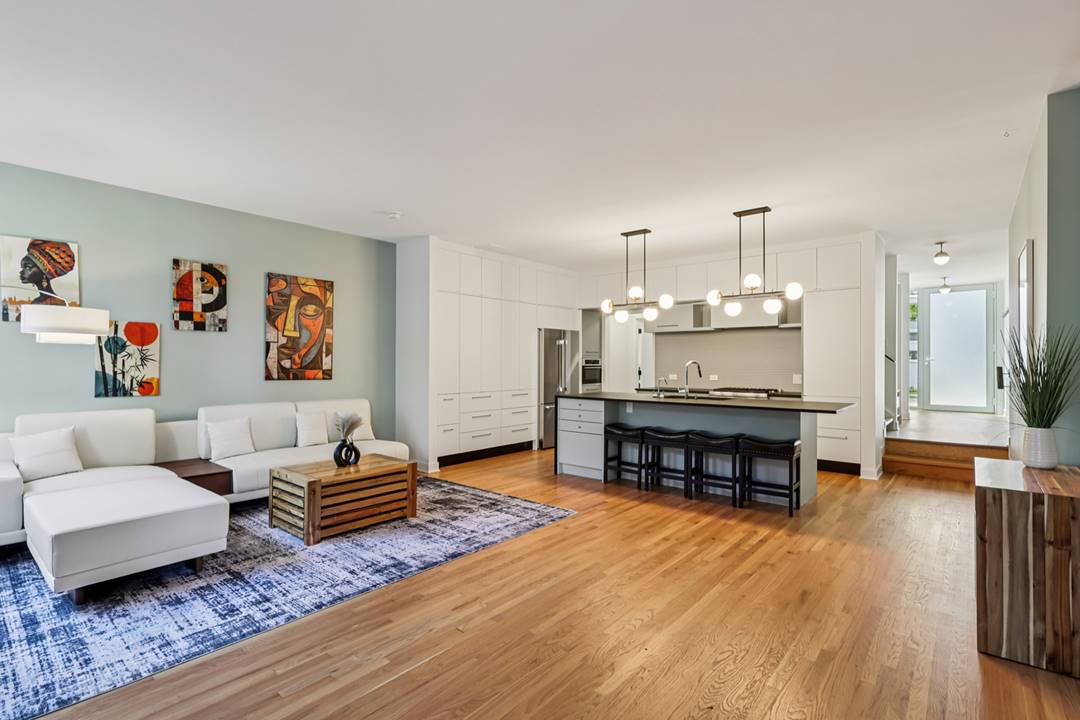 1319 N Sandburg, Chicago, IL 60610 - Old Town