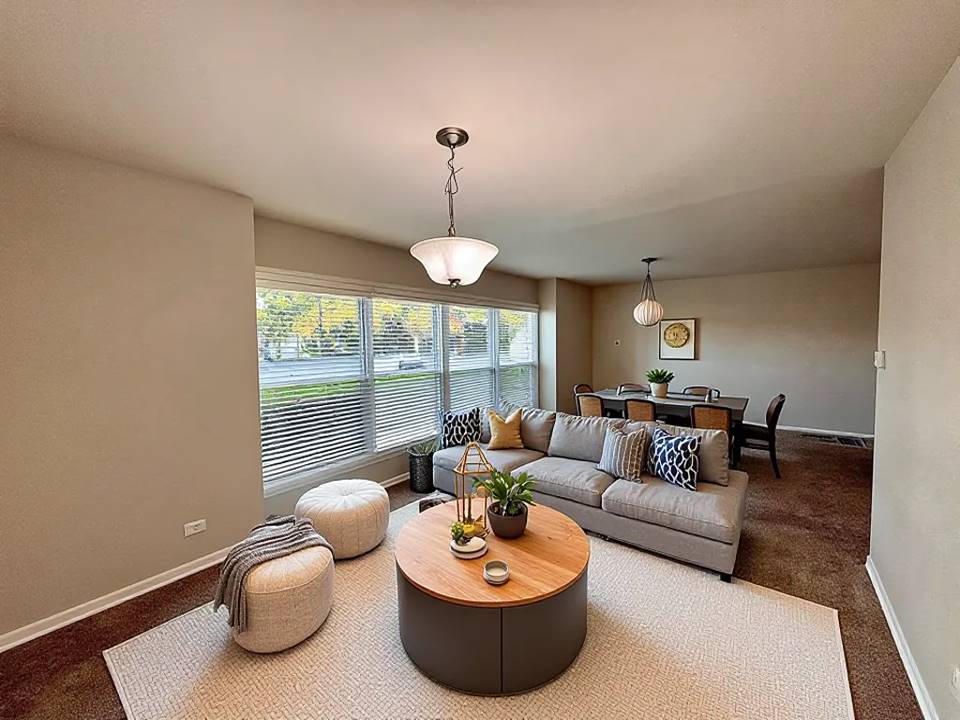 900 W Strieff, Glenwood, IL 60425