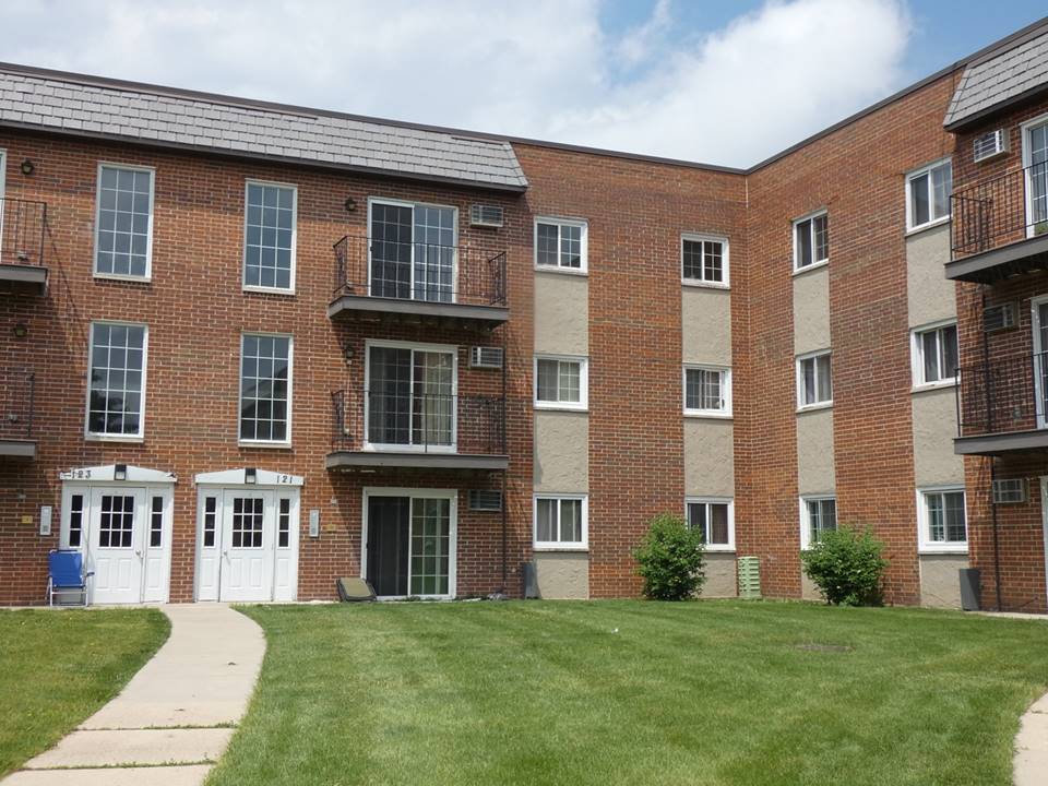 121 W Elk, Apt 221, Carol Stream, IL 60188