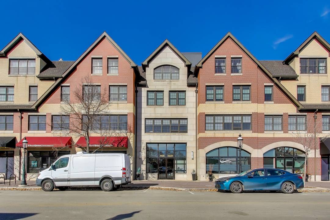 10 E Burlington, Unit 2B, Riverside, IL 60546