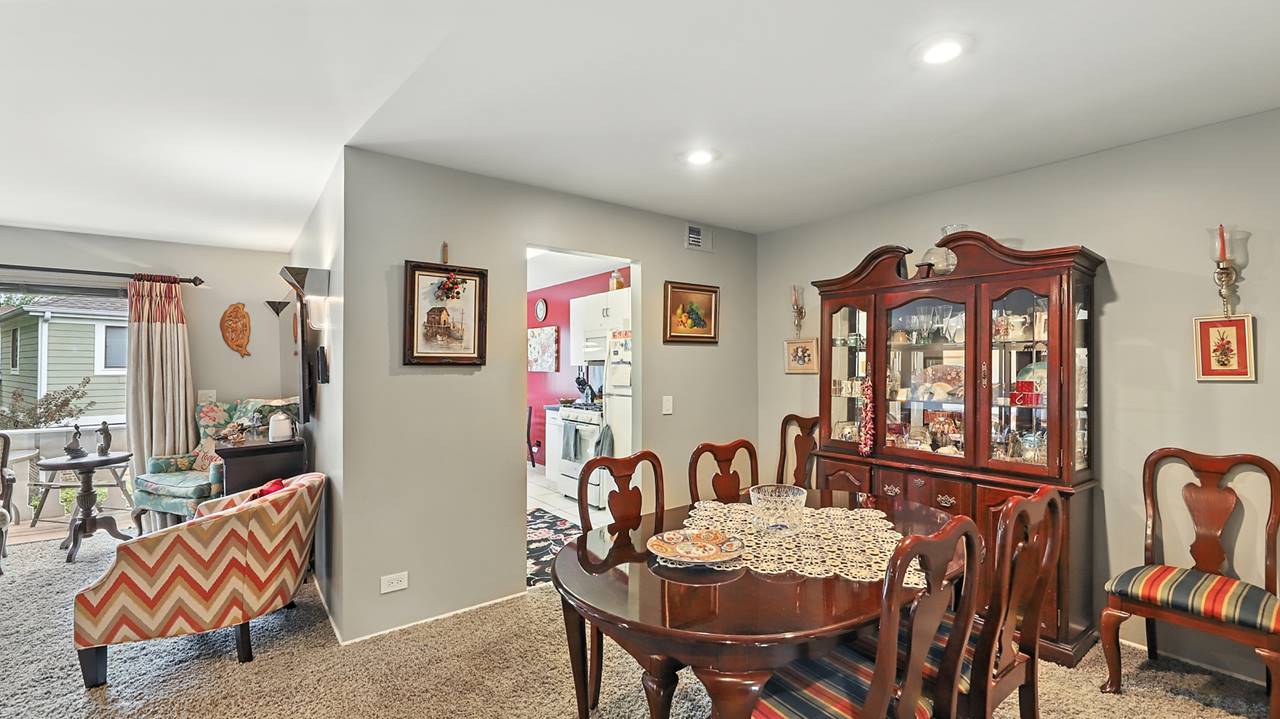 550 Greystone, Unit A2, Wheeling, IL 60090