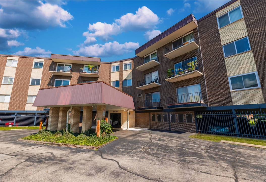 9820 S Pulaski, Unit 213, Oak Lawn, IL 60453